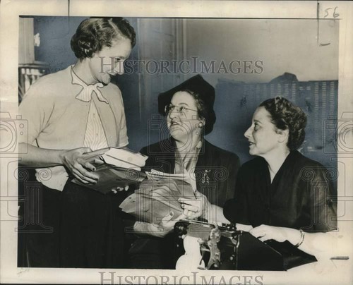1953 Press Photo Mrs. Donald P. Goodrich, tabulate returns on United ...