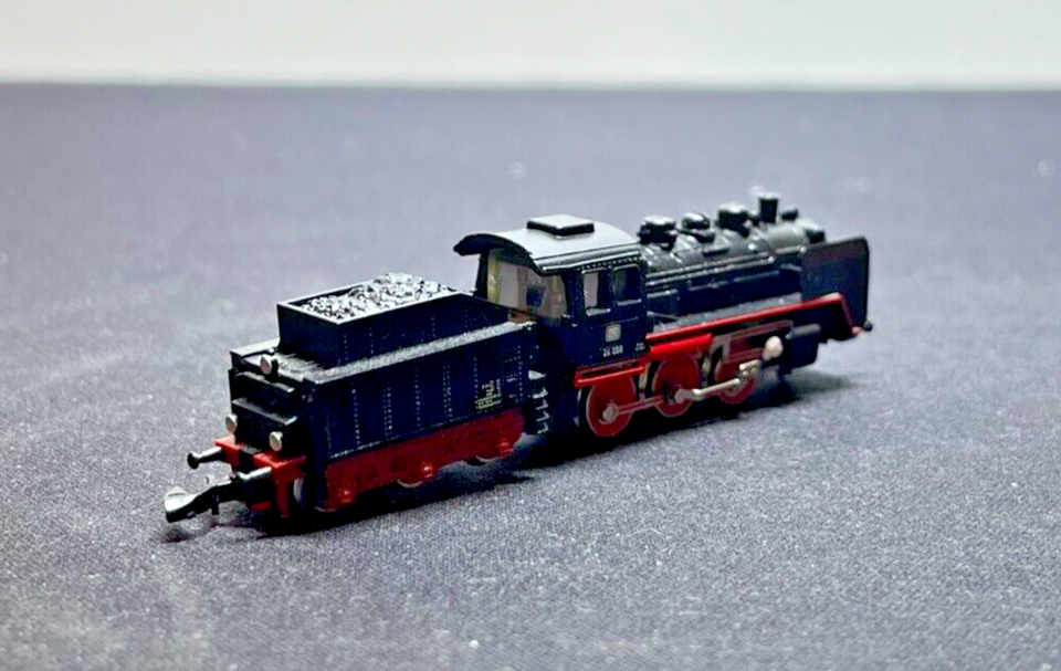 Z Scale Marklin 81560 Rare Starter Set Loco and Tender w/ Track, 220v ...