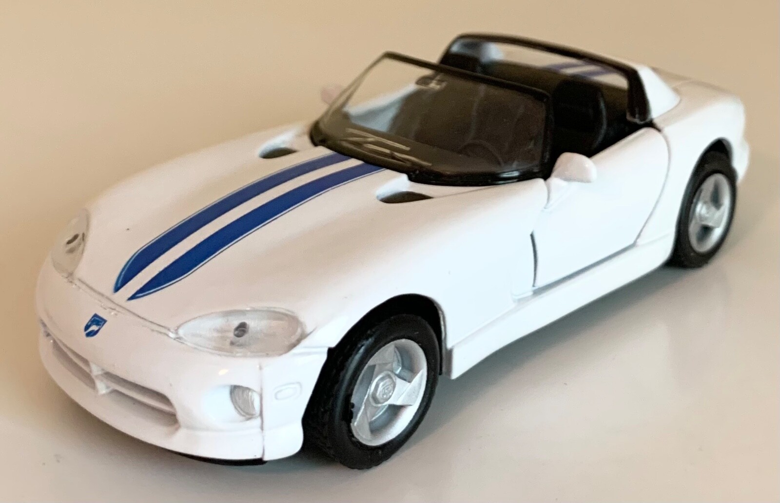 Maisto 1:39 Scale Dodge Viper RT/10 White with Blue Stripes Diecast ...
