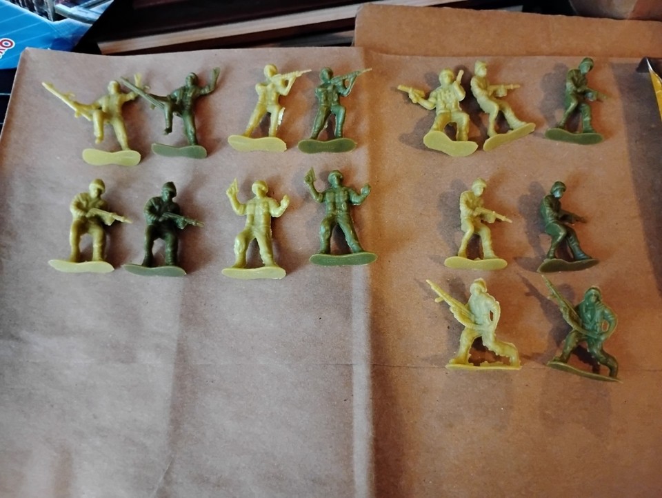 Lot of Over 300 Plastic Mini Army Men 1" + Bulk Action Figures Toy ...