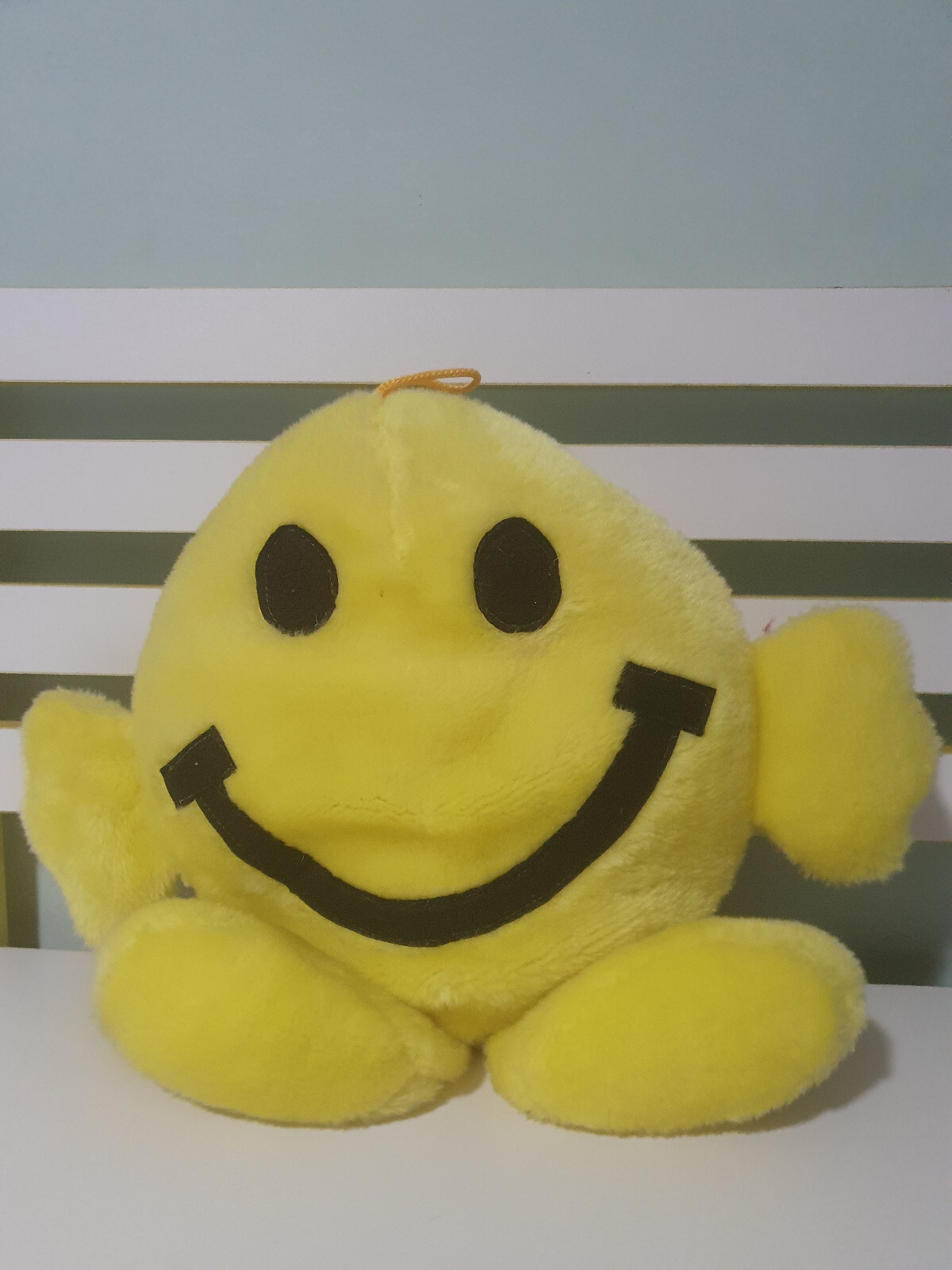 YELLOW SMILEY FACE PLUSH TOY HANDS OUT 34CM TALL | eBay