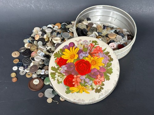 VINTAGE Button Lot in Vintage Metal Cookie Tin Assorted Old Buttons | eBay