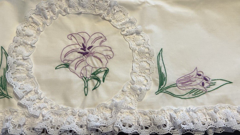 Vintage pair 2 embroidered pillowcases purple Lilly flowers & lace 30 x ...