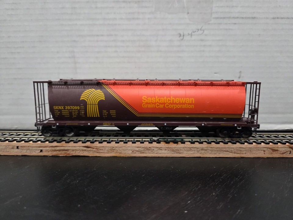 HO Walthers Mainline 59′ Cylindrical Hopper – Saskatchewan Grain Car ...