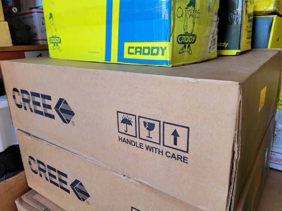 CREE EDGE ARE-EDG-3M-DA-12-D-UL-WH-525 LED FIXTURE TYPE III 120 LED NEW ...