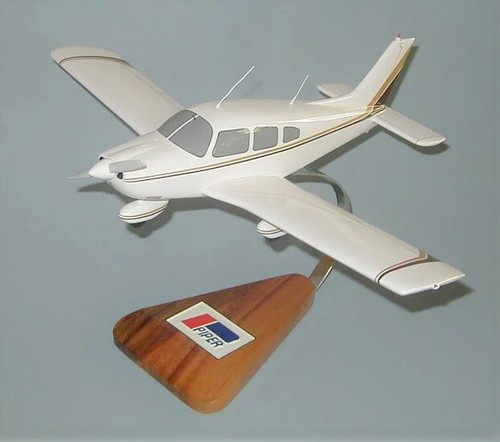 Piper PA-28 Cherokee White Color Desk Top Display Private Model 1/24 SC ...