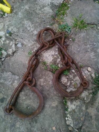ANTIQUE PRIMITIVE OLD DOUBLE WROUGHT IRON SHACKLES CHAIN FARM ITEM 19th ...