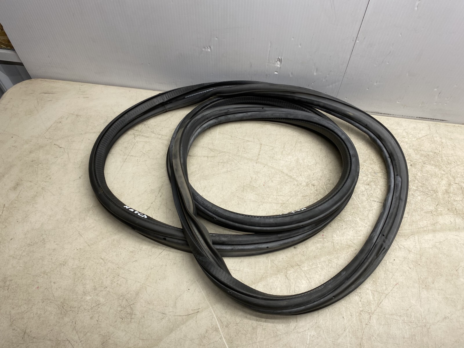 2003-2006 VOLVO XC90 REAR TAILGATE HATCH BODY MOUNTED WEATHER SEAL ...