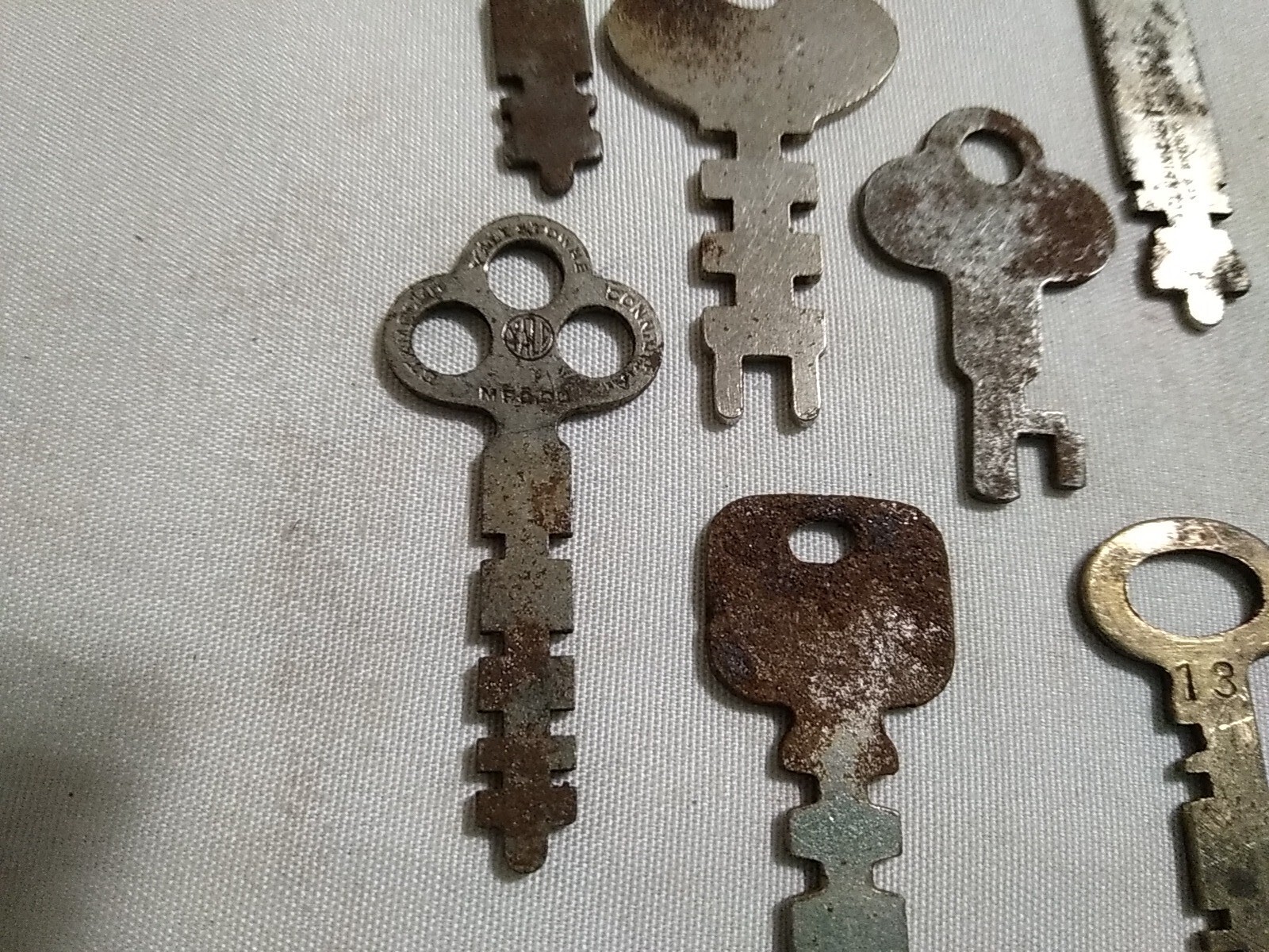 RARE 12 ANTIQUE Skeleton & Flat Assorted Keys Mix Brands Lot *3 CHEST ...