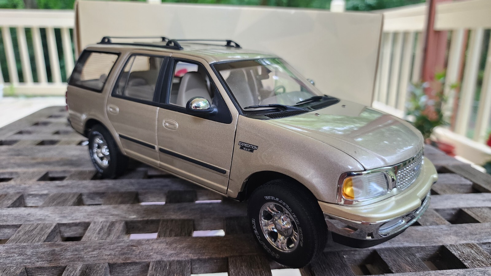 FORD Expedition XLT, gold metallic, very good condition, 1:18 (UT ...