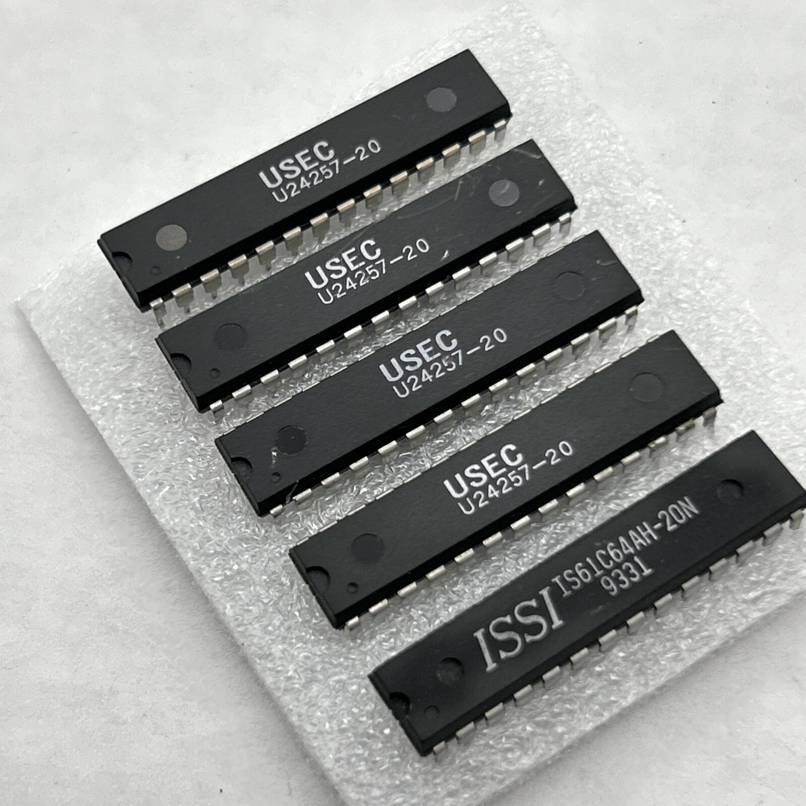 QTY-5 ISSI USEC U24257-20 28-PIN DIP SRAM 128k cache memory chips 32x8 ...