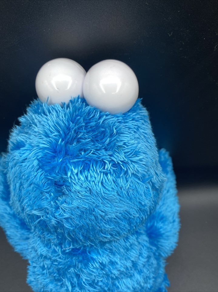 Hasbro Cookie Monster Sesame Street Feed Me Cookies Talking Vibrating ...
