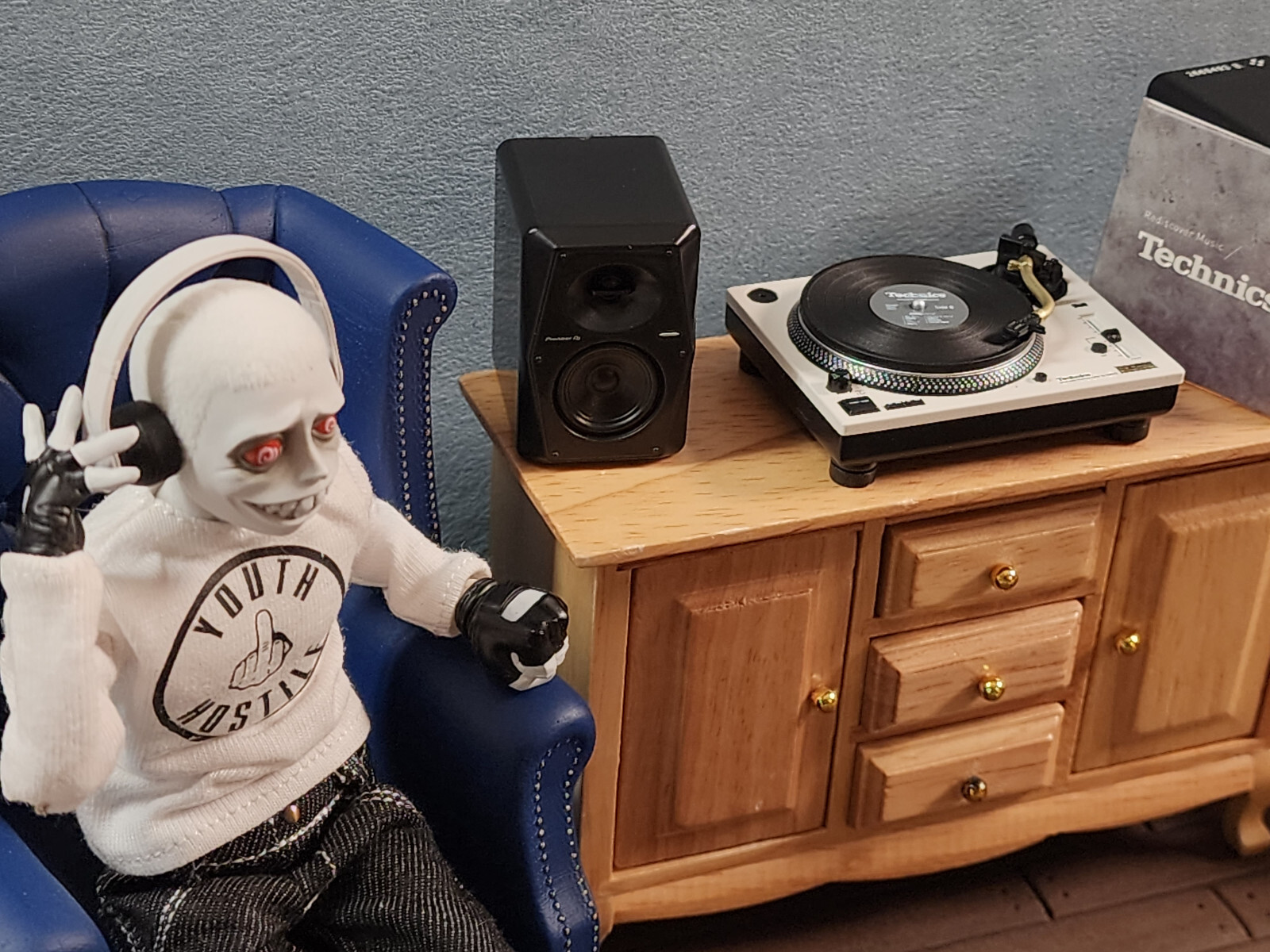 Technics Miniature DJ Turntable with LP Record Mezco Diorama Photos | eBay