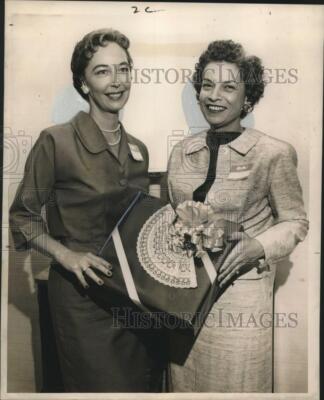 1958 Press Photo Mrs. James Culotta Awards Prize to Mrs. Adrast Ducote ...