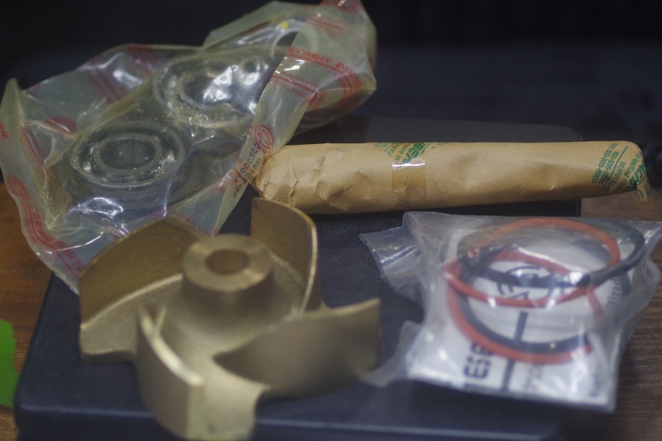 DETROIT DIESEL WATER PUMP RECOND. KIT 23506852 NEW IN BOX, OEM! | eBay