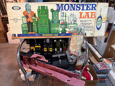 1964 IDEAL TOYS MONSTER LAB PLASTIC BATTERY OPERATED MOTORIZED PLAYSET ...