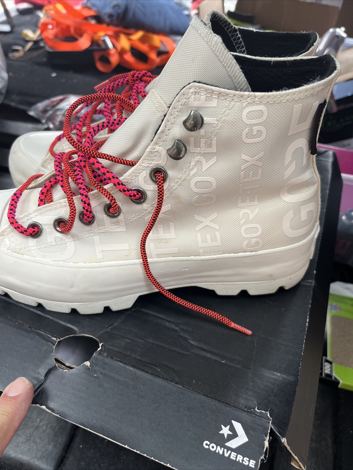 Women’s white converse Gore tech boots size 8.5 - Gem
