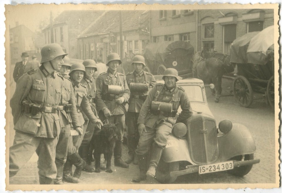 GERMAN WWII ARCHIVE PHOTO: WEHRMACHT SOLDIERS WITH DOG & VINTAGE AUDI ...