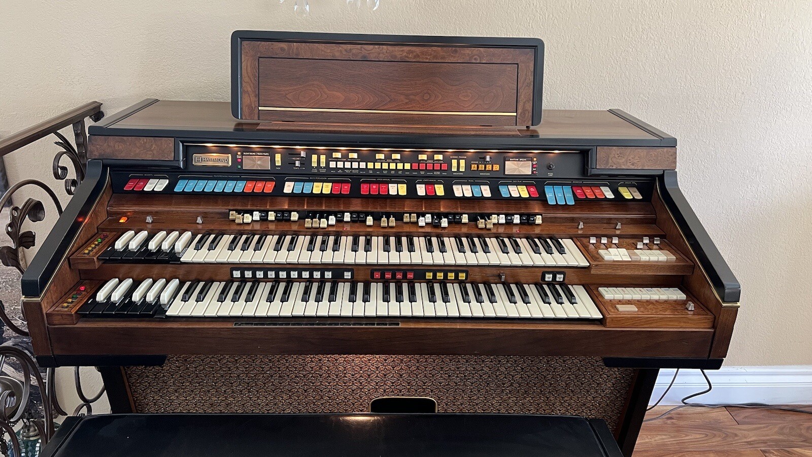 Hammond Elegante Organ w/Pedals, bench built in Leslie Perfect ...