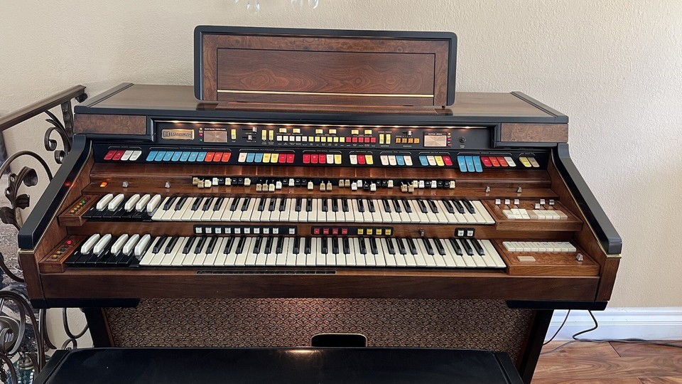 Hammond Elegante Organ w/Pedals, bench built in Leslie Perfect ...
