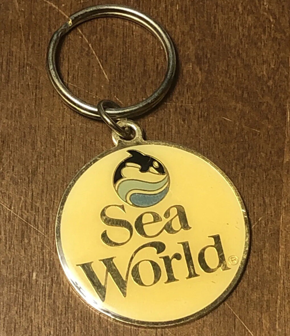 VINTAGE SEA WORLD SHAMU Orca Whale Round Metal Keychain Souvenier 1.5 ...