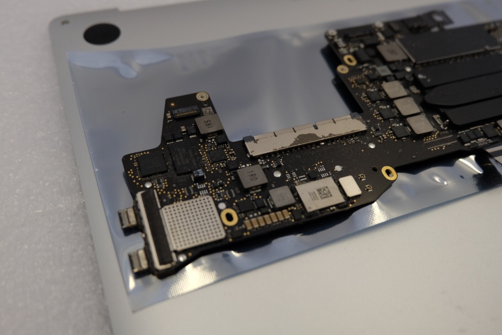 Apple MacBook Pro 13" A1708 2017 Logic Board I5 2.3ghz 8gb for sale ...