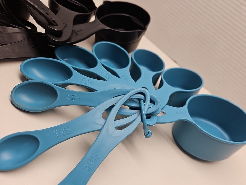 8 Unbranded Country Blue & Black Measuring Cup Set + 8 Measuring Spoons ...