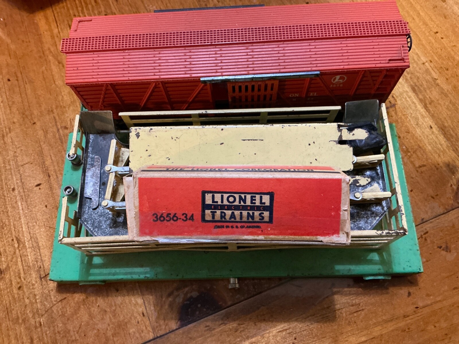 Postwar Lionel 3656 Operating Cattle Car w/ Box. Exc Works for sale ...