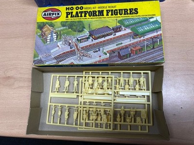 Airfix Platform Figures & Merit Trunks Suitcases & Trolleys BOXED OO ...