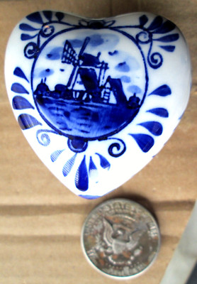 VINTAGE GLOSSY HANDPAINTED CERAMIC DELFT BLUE LIDDED HEART 2 3/8" X 1 1 ...