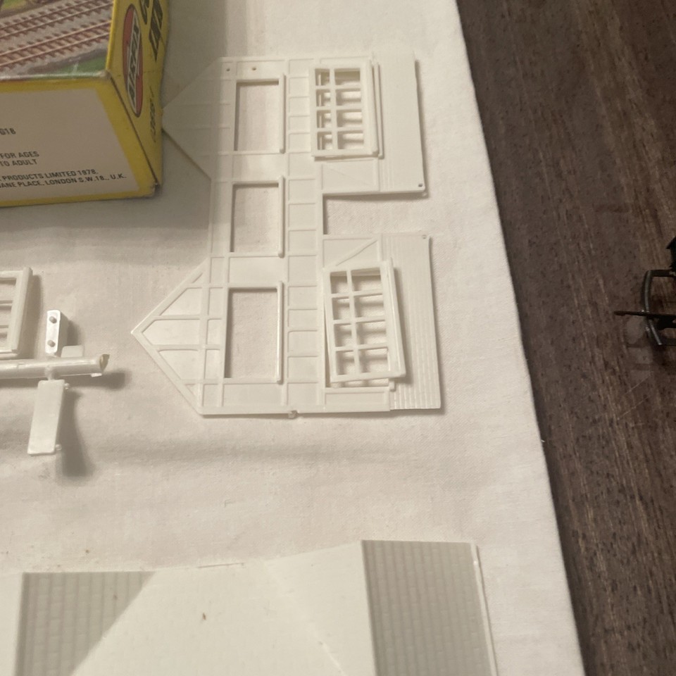 HO/OO Gauge Country Inn Building Kit By Airfix | eBay UK
