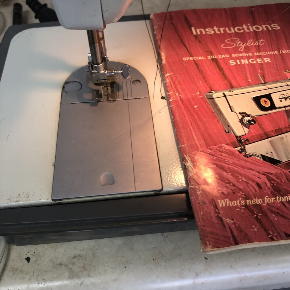 VINTAGE CLASSIC SINGER SPECIAL ZIG ZAG MODEL 478 SEWING MACHINE W ...