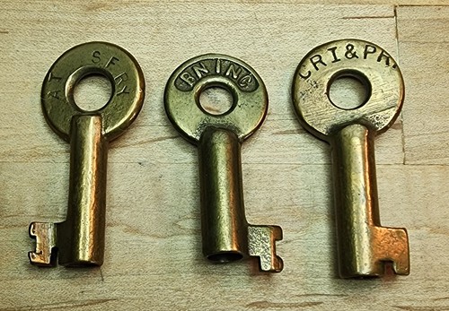 VINTAGE BRASS HOLLOW BARREL KEYS • CRI & PRR • BN INC • AT SF RY ...