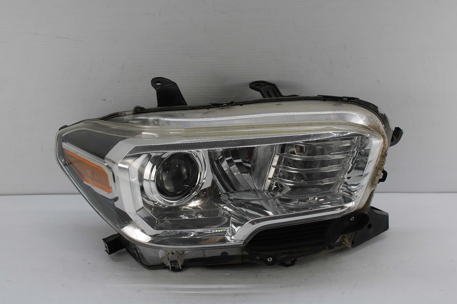 2016-2022 Toyota Tacoma Halogen Right Side Headlight Assembly OEM ...