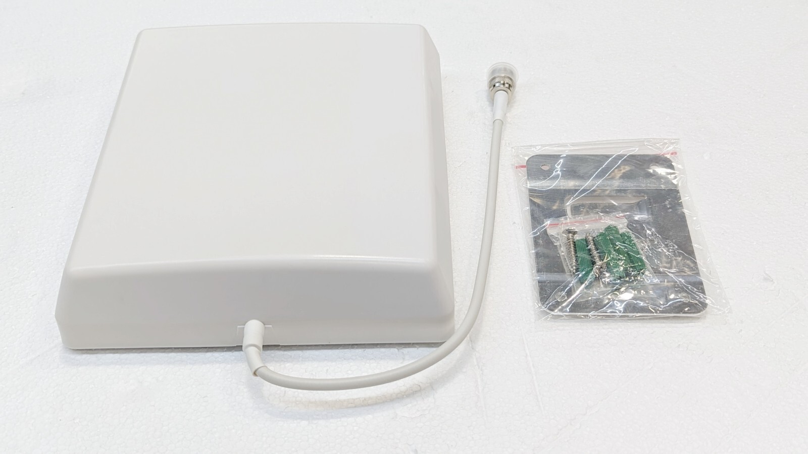 Wide Band 698-2700MHz 5dBi 7dBi Wall Mount Directional Panel Antenna 4G ...