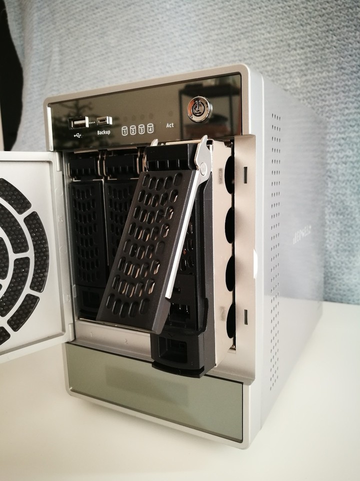 NETGEAR ReadyNAS NV+ 4-Bay NAS RND4000 w/ 1GB RAM + 2×1TB Seagate ...