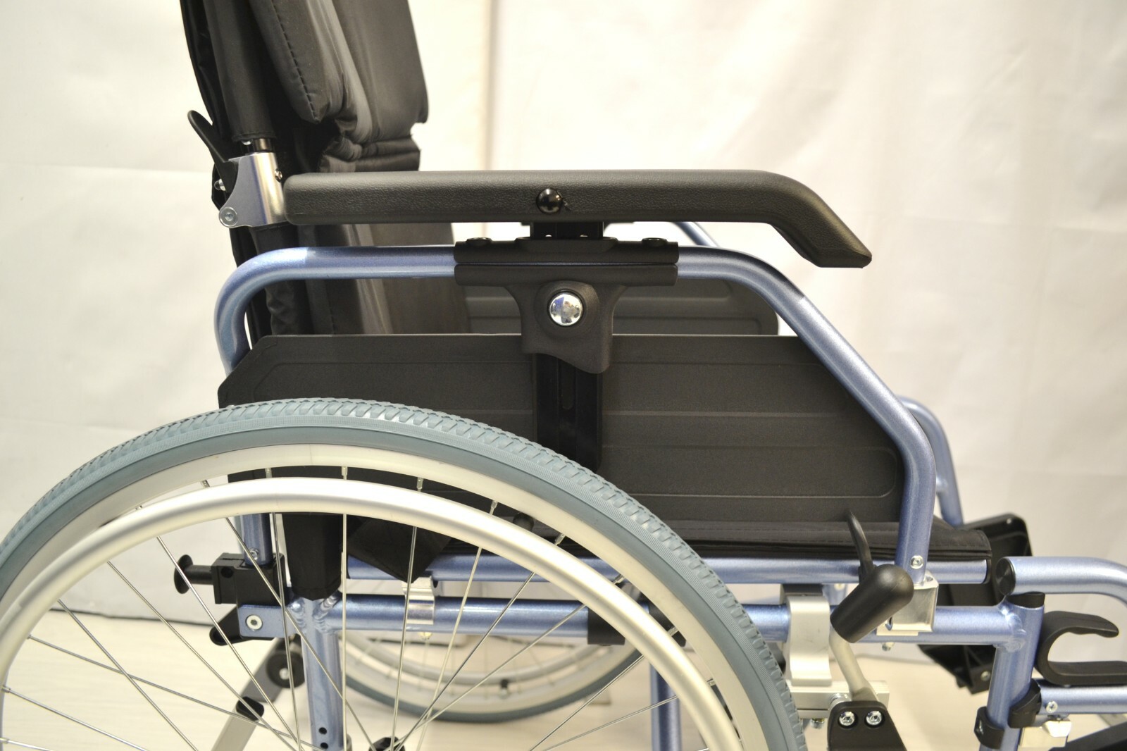 Self Propel Wheelchair Aktiv X3 Pro Folding Crash Tested 18" Seat Width ...