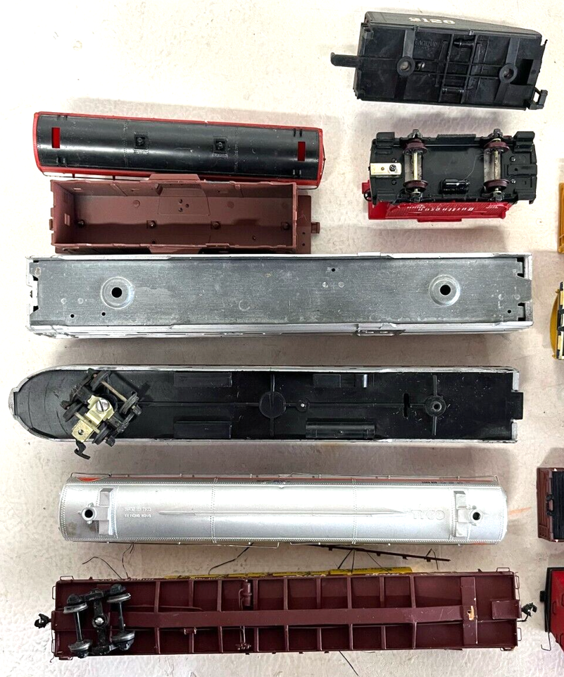 HO SCALE TRAIN CAR LOT OF 14 - SHELLS & BODIES ONLY-VARIOUS ROADS ...