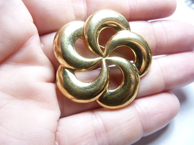 Signed Monet Pinwheel Gold Tone Open Work Metal Brooc… - Gem