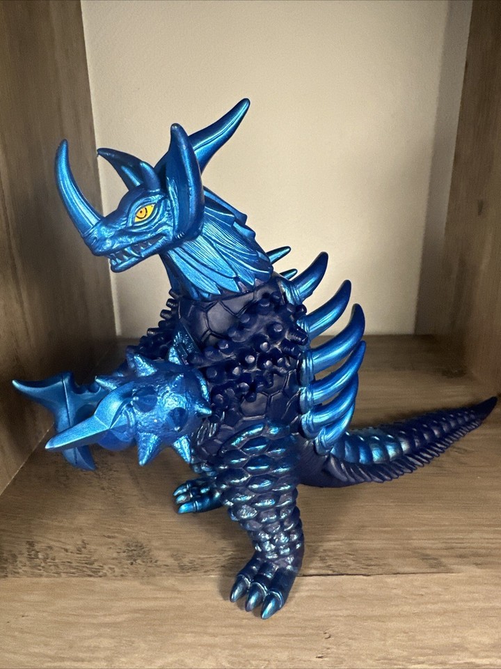 Bandai kaiju Ultra Monster Series DX Tyrant Metallic Blue version US ...