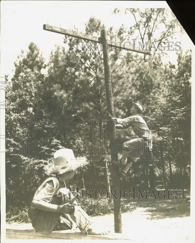 1942 Press Photo Private Ralph F. Smith of Signal Corps installs ...