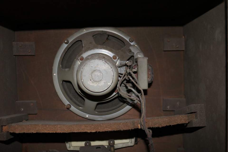 Art Deco Defiant? vintage wooden cased valve tube radio receiver ...