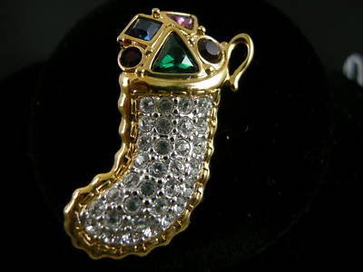 SIGNED SWAROVSKIPAVE' CRYSTAL CHRISTMAS STOCKING PIN /BROOCH RETIRED ...