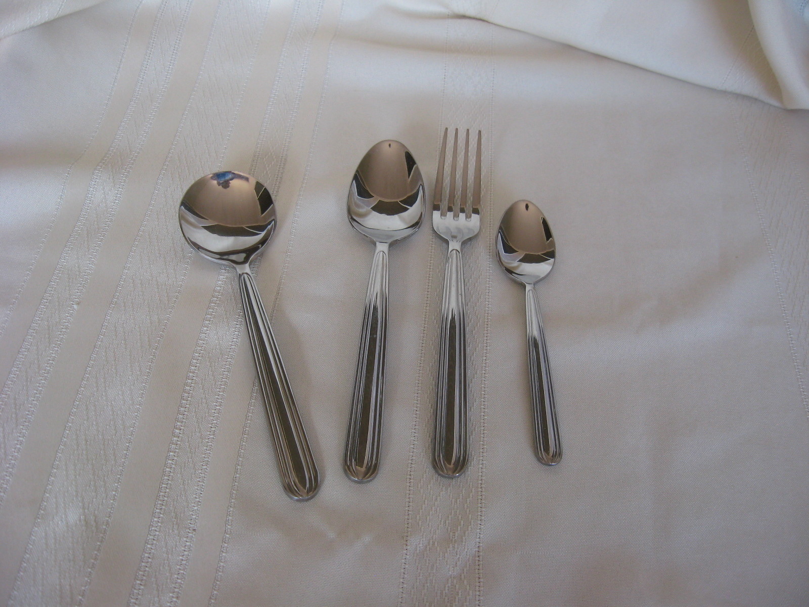 Walco Glossy Stainless Glossy Fork Spoons Ridges & Round Handle Tip 4 ...