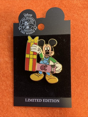 17773 WDW - Mickey Mouse - Christmas Present - Christmas 2002 | eBay