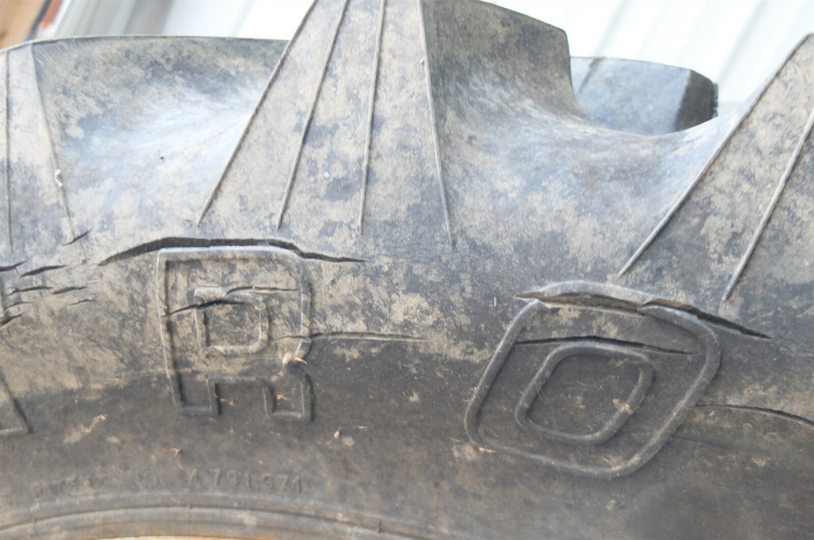 62 - 65 Early Ford 4000 Tractor 801 901 rear back wheel rim and tire | eBay