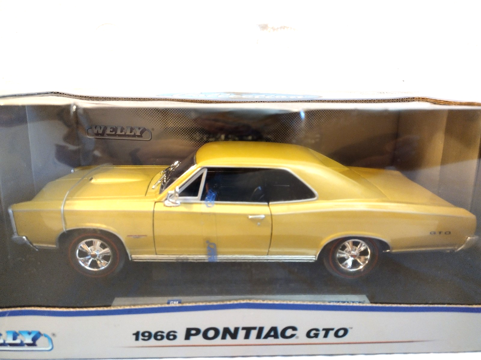 Welly 1966 Pontiac GTO Model Car 1:18 Scale Diecast Gold 2111 New In ...