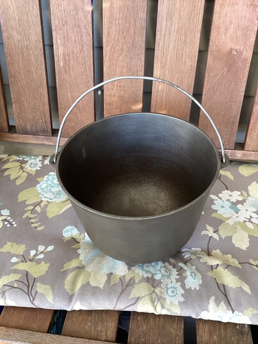 VINTAGE #8 CAST IRON BEAN POT CAULDRON w/ BAIL RING 3 LEGGED + RING ON ...