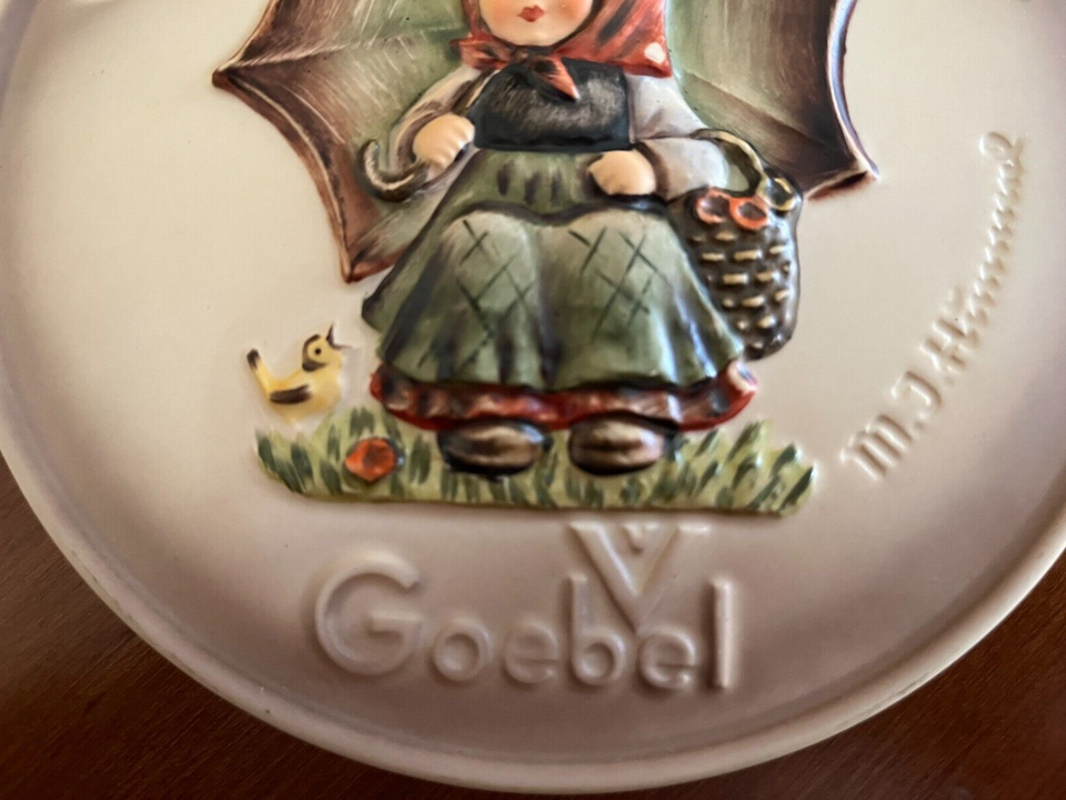HUMMEL FIGURINE - UMBRELLA GIRL PLATE GOEBEL COLLECTOR'S CLUB # 690 TMK ...