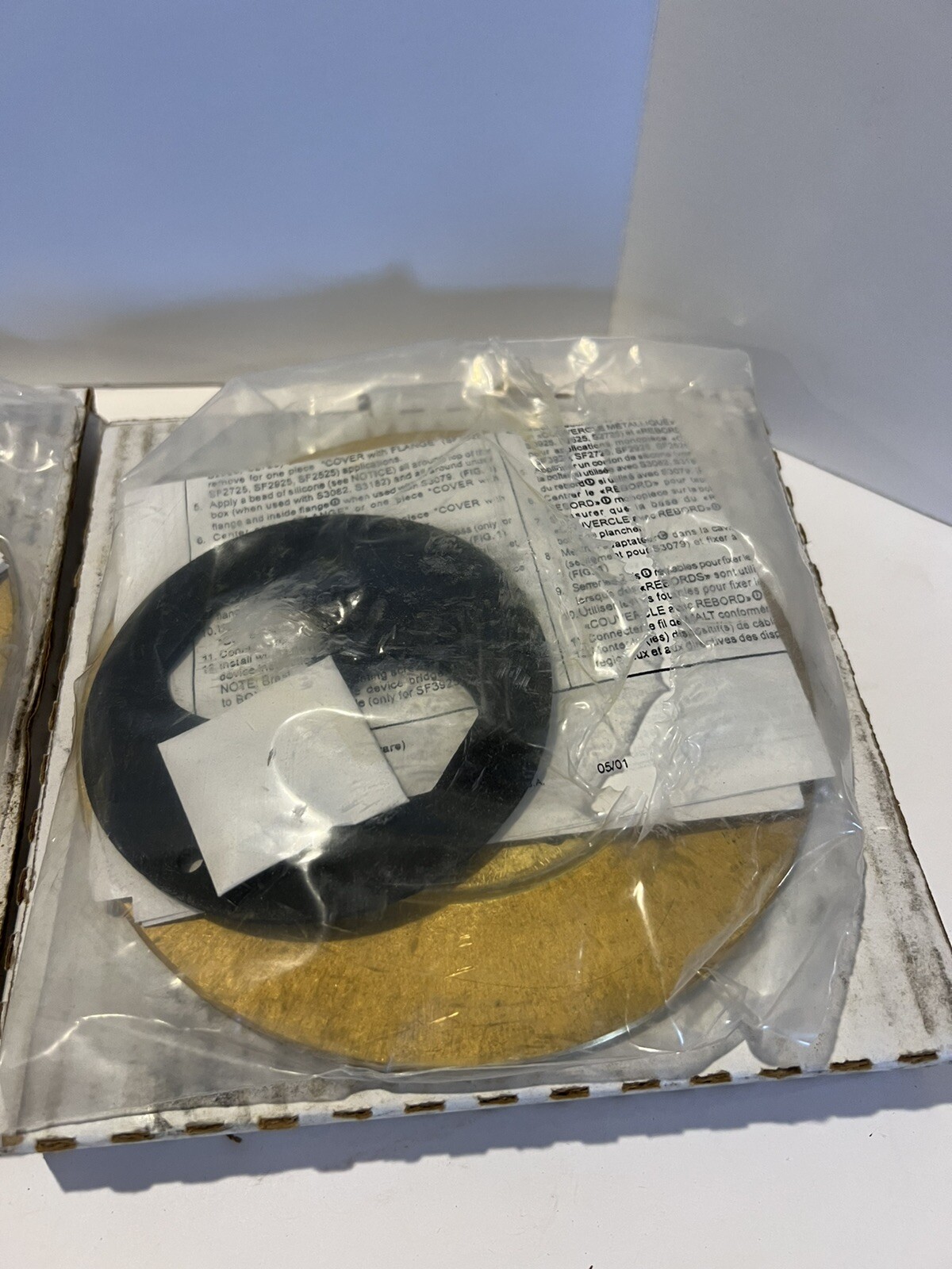 Hubbell SF3925 brass duplex outlet round floor box cover/carpet flange ...